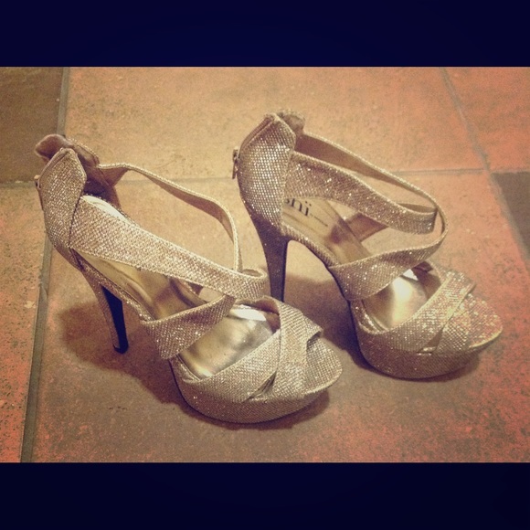 Shi by JOURNEYS | Shoes | Shi By Journeys Gold Glitter Pump Heels ...